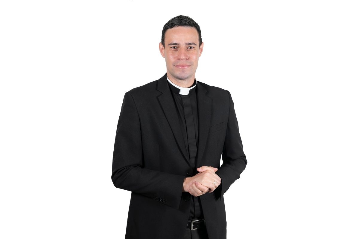 Padre Willian Bento toma posse como novo pároco da Paróquia Senhor Bom ...